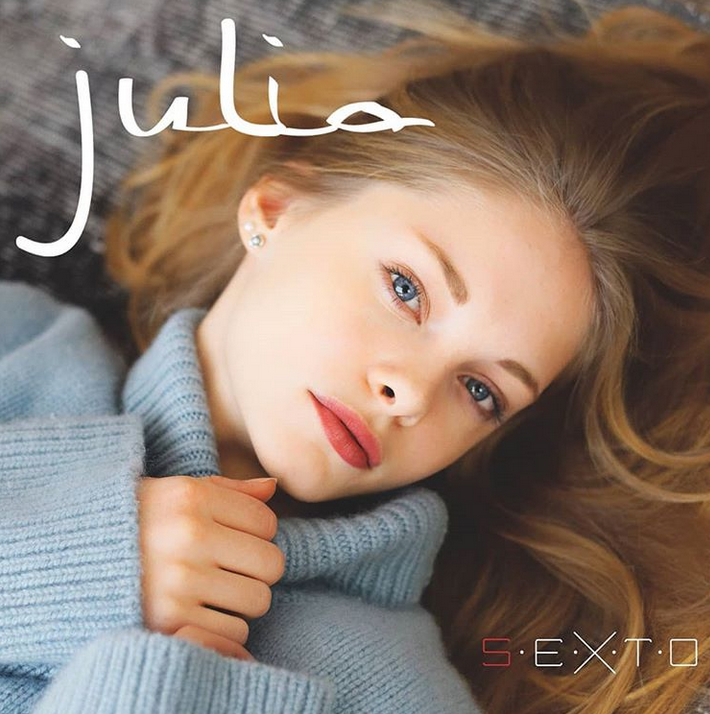 Qui est Julia, la nouvelle protégée de Mylène Farmer