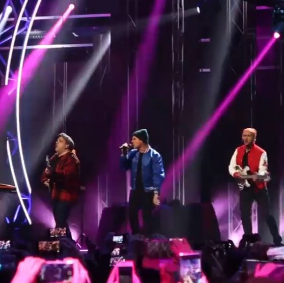 Les Inconnus réunis sur scène