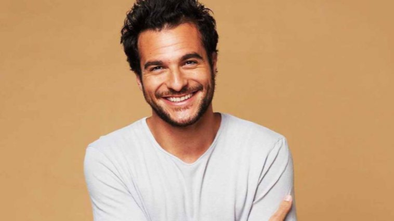 Amir : il dépasse la barre du million d’album vendus