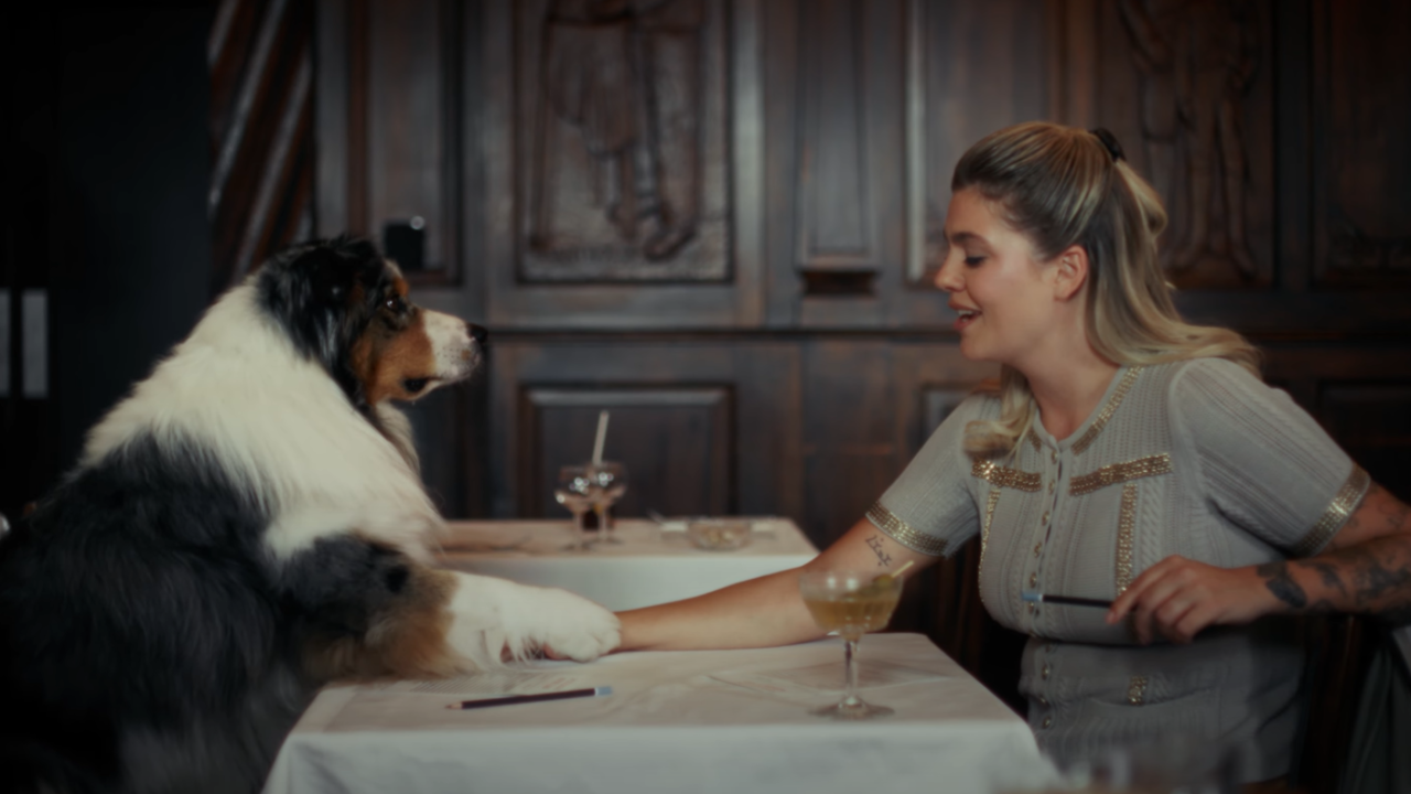 Après l’Eurovision, Louane frappe fort avec son nouveau clip "Chiens"