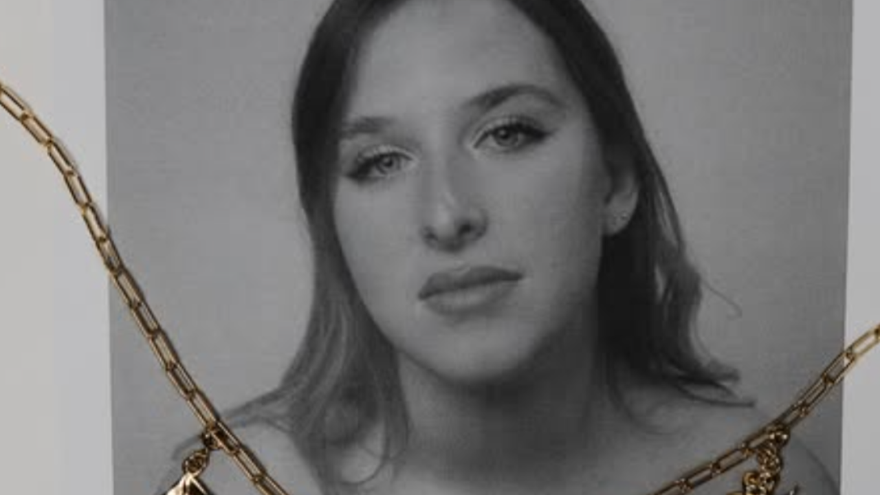 Héléna Bailly en dévoile un peu plus sur son premier album et lance une ...