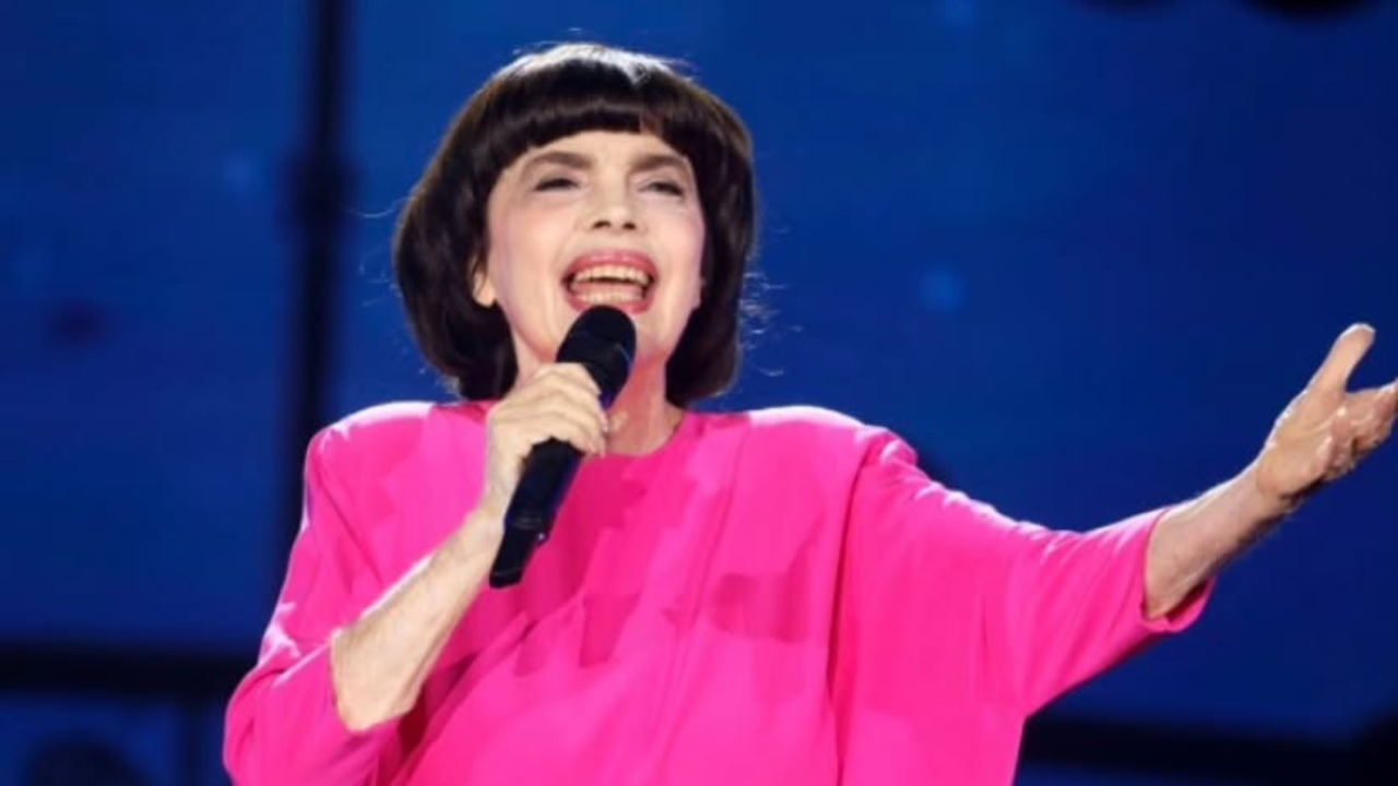 Mireille Mathieu montre ses secrets pour préserver sa voix puissante