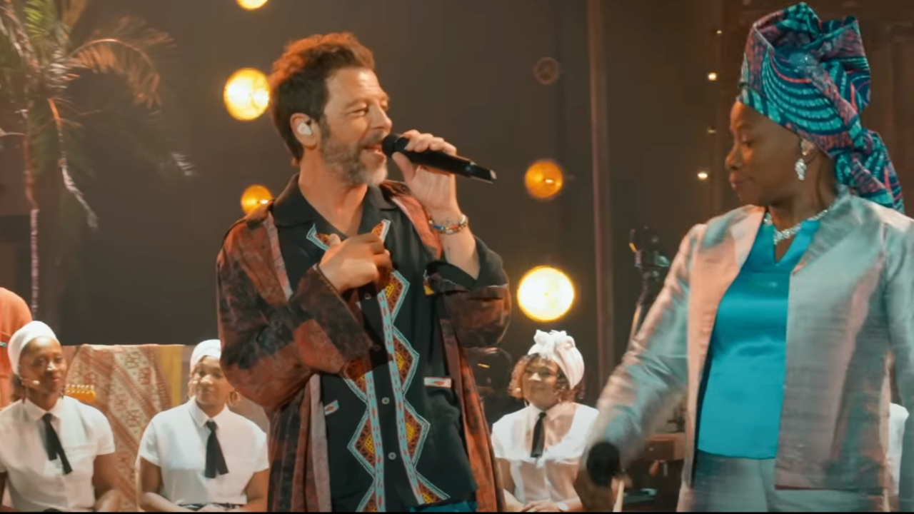 Christophe Maé en duo avec Angélique Kidjo sur "C'est drôle la vie"